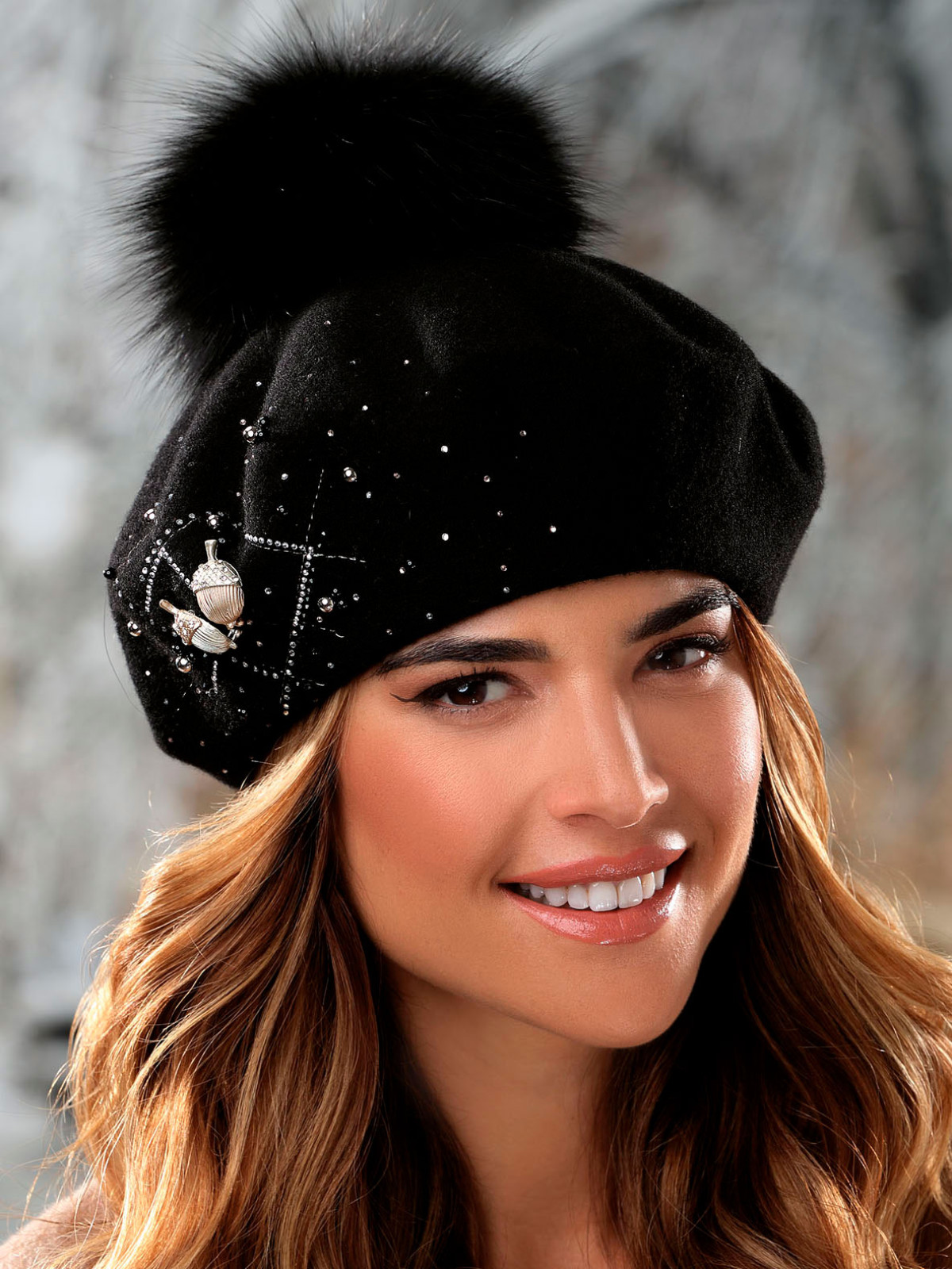 Czarny beret z wełny z pomponem i zdobieniami L'AF Korisa